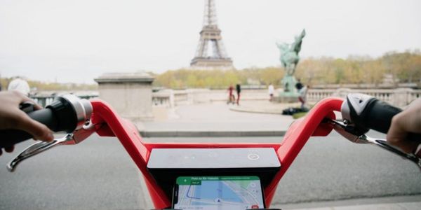 Uber investit à son tour Paris avec ses vélos et trottinettes ...