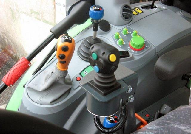 Stoll équipe Ses Chargeurs Frontaux Dun Joystick électro Hydraulique