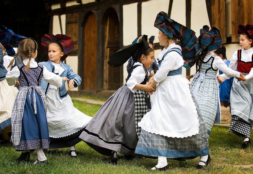 Pendant l’été, le folklore est bien vivant en Alsace - Bus & Car ...